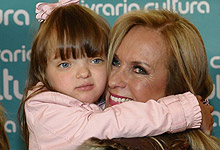 Helô Pinheiro recebe o carinho da filha e da neta no lançamento de sua ...