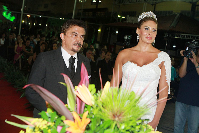 Com um buquê de pimentas, Ângela Bismarchi chega em carruagem para ...