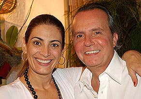 Tato Gabus Mendes paparica mulher, em inauguração de loja - OFuxico