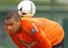 Dida perde aposta e vira garçon - OFuxico