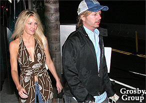 Heather Locklear janta em restaurante romântico com David Spade - OFuxico