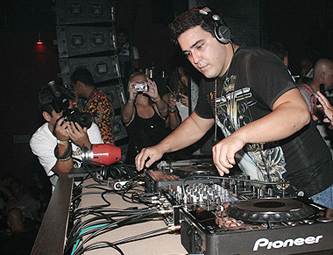 André Marques comanda a noite, em balada paulistana - OFuxico