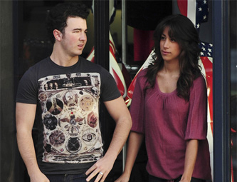 Kevin Jonas ronca tanto que faz mulher dormir em quarto separado - OFuxico