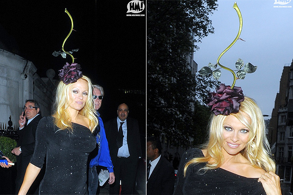Pamela Anderson usa flor gigante na cabeça em cassino - OFuxico