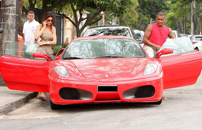 Romário desfila com sua Ferrari vermelha pelo Rio de Janeiro - OFuxico