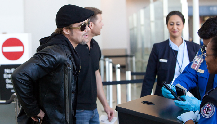 Brad Pitt esbanja bom humor ao embarcar em Los Angeles - OFuxico