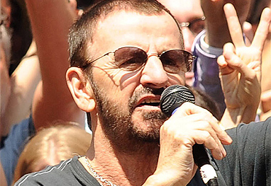 Ringo Starr doa bateria a jovem sobrevivente de câncer - OFuxico