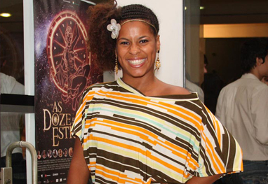 Ex-BBB Janaína comparece em pré-estreia de 'As Doze Estrelas' - OFuxico