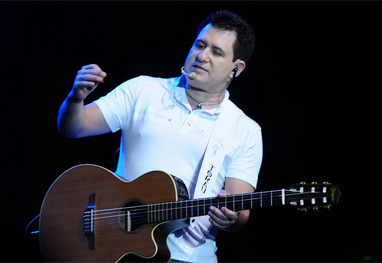 Marrone aparece na janela do hospital e acalma os fãs - OFuxico