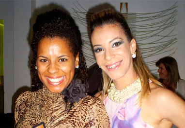 Ex-BBB Janaína queima o cabelo durante evento - OFuxico