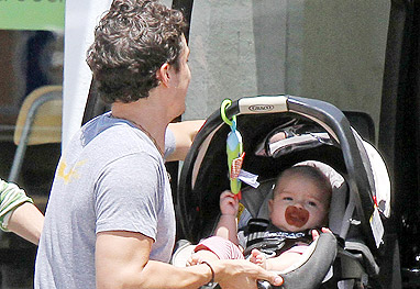Orlando Bloom curte o feriadão americano com seu bebê Flynn - OFuxico