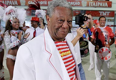 SBT divulga foto dos personagens Cirilo e seu pai em Carrossel - OFuxico