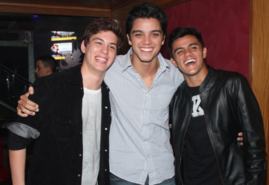 Rodrigo Simas curte balada com o irmão - OFuxico