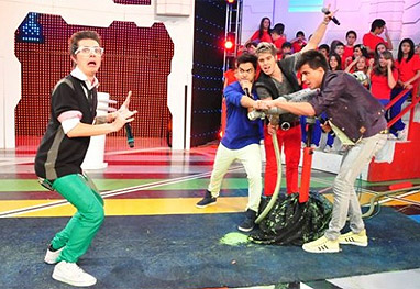 Objetos são furtados de ônibus do programa da banda Restart na RedeTV ...