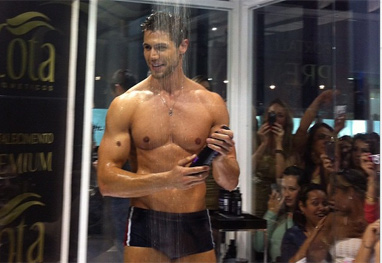 Ex-BBB Jonas Sulzbach toma banho de sunga em feira de beleza - OFuxico