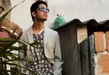 Miguel Rômulo posa estiloso para fotos - OFuxico