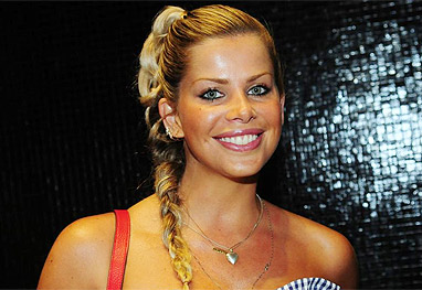 Karina Bacchi entrevista meninos do Restart - OFuxico