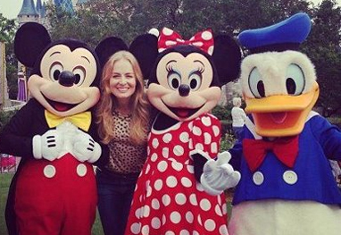 Angélica se diverte com os personagens da Disney - OFuxico