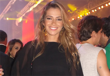 Ex-BBB Fani comemora aniversário cercada por amigos - OFuxico