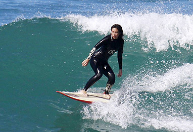 Danielle Suzuki mostra habilidade no surf - OFuxico