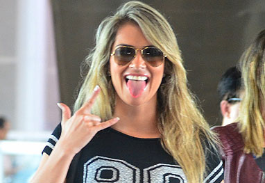 Ex-BBB Fani esbanja simpatia no aeroporto do Rio de Janeiro - OFuxico