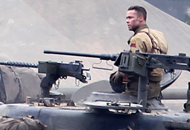 Brad Pitt opera arma de tanque de guerra em set de filmagem - OFuxico