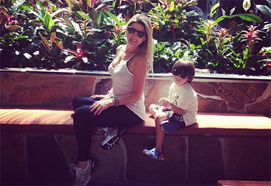 Mari Alexandre passeia pela Disney ao lado do filho - OFuxico