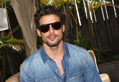 Cauã Reymond toma ‘uns bons drink’ em beach party - OFuxico