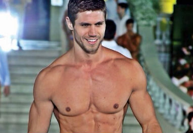 Jonas Sulzbach desfila só de sunga no Rio Grande do Sul - OFuxico