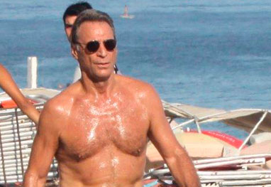 Herson Capri caminha pela orla do Leblon, no Rio - OFuxico