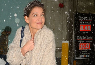 Que friiiiio! Sem casaco, Katie Holmes encara tempestade de neve em NY ...