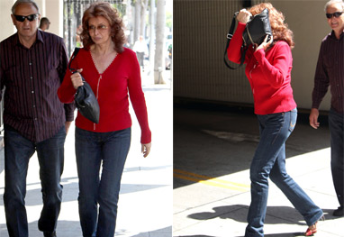 Sophia Loren foge dos flashes dos paparazzi, em Los Angeles - OFuxico