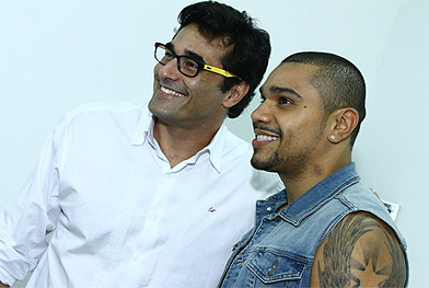 Naldo posa ao lado de Luciano Szafir antes de se apresentar no Rio ...