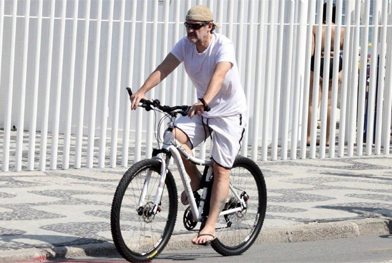 Antonio Calloni se exercita na Praia de Ipanema - OFuxico