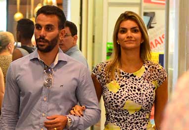 De vestido curto e salto alto, Kelly Key passeia com o marido em ...