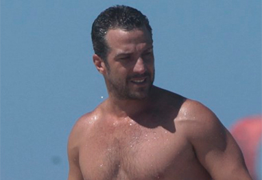 Carlos Bonow curte dia de sol na praia - OFuxico