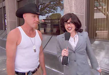 Miley Cyrus se disfarça de repórter e vai às ruas. Veja! - OFuxico