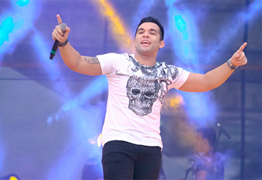 Recém-casado, Jonathan Costa comanda baile funk - OFuxico