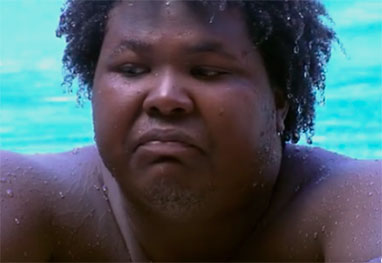 Carolina Dieckmann posa saltitante e mostra abdômen sarado - OFuxico