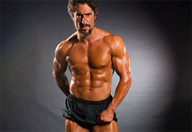 Marcos Mion posa com físico musculoso e fala de críticas - OFuxico