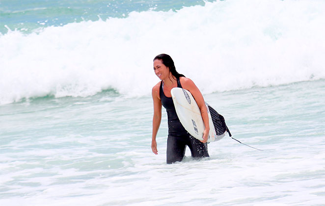 Dani Suzuki aproveita o dia para surfar - OFuxico