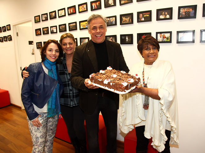 Oscar Magrini comemora aniversário nos bastidores de peça - OFuxico