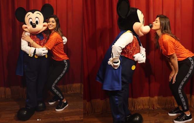 Vivian Amorim se joga na Disney e dá bitoca no Mickey - OFuxico