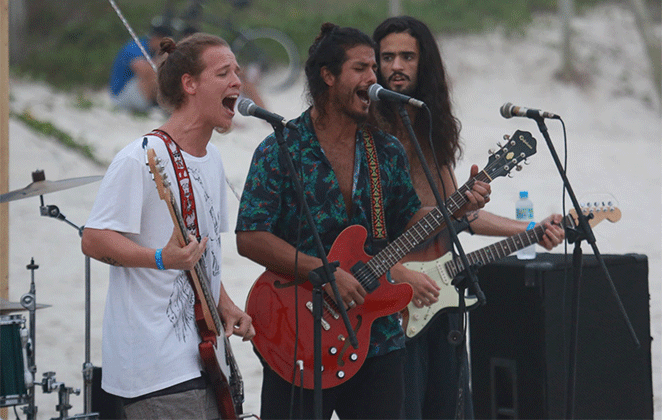Filhos de Letícia Spiller e Marcelo Novaes fazem show na praia - OFuxico