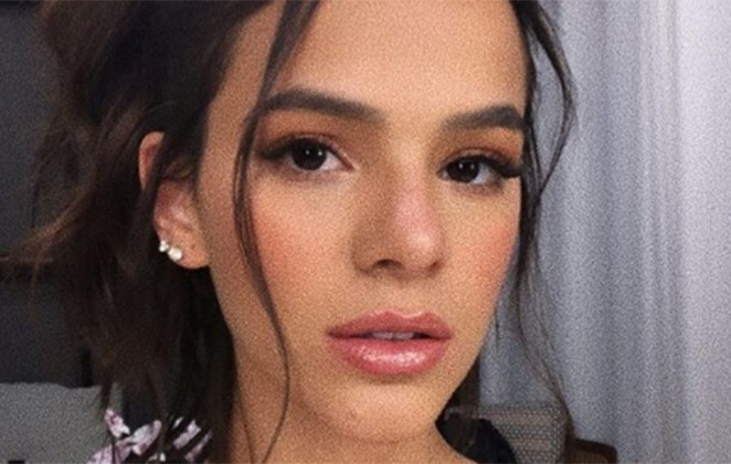 Bruna Marquezine veste longo vermelho com coxas à mostra na Itália ...