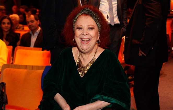 Internada, Beth Carvalho se anima ao ouvir roda de samba - OFuxico