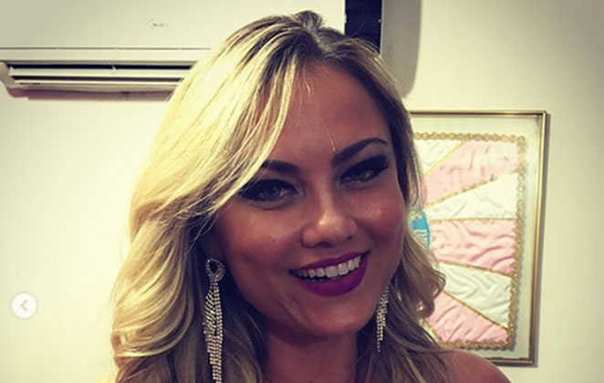 Ellen Rocche recebe joia em formato de rosa para o Carnaval - OFuxico