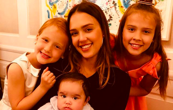 Jessica Alba tatua os signos de todos os filhos e web pira - OFuxico