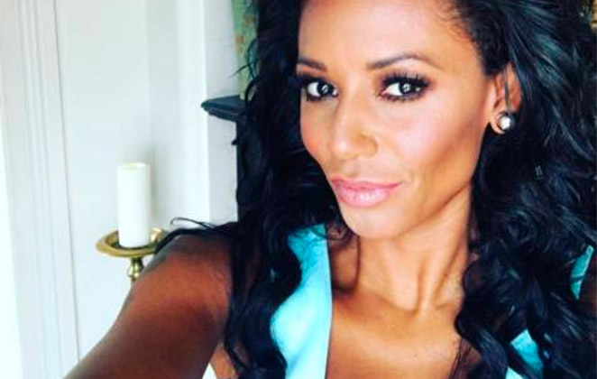 Mel B choca ao comer lanche na calçada, no meio da noite - OFuxico