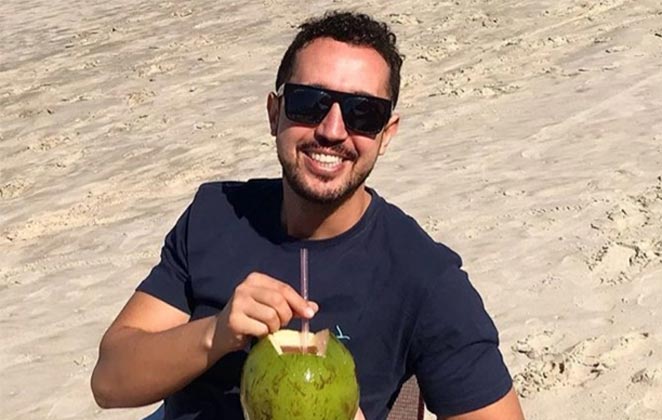 Thiago Rocha se refresca com água de coco em praia paulista - OFuxico